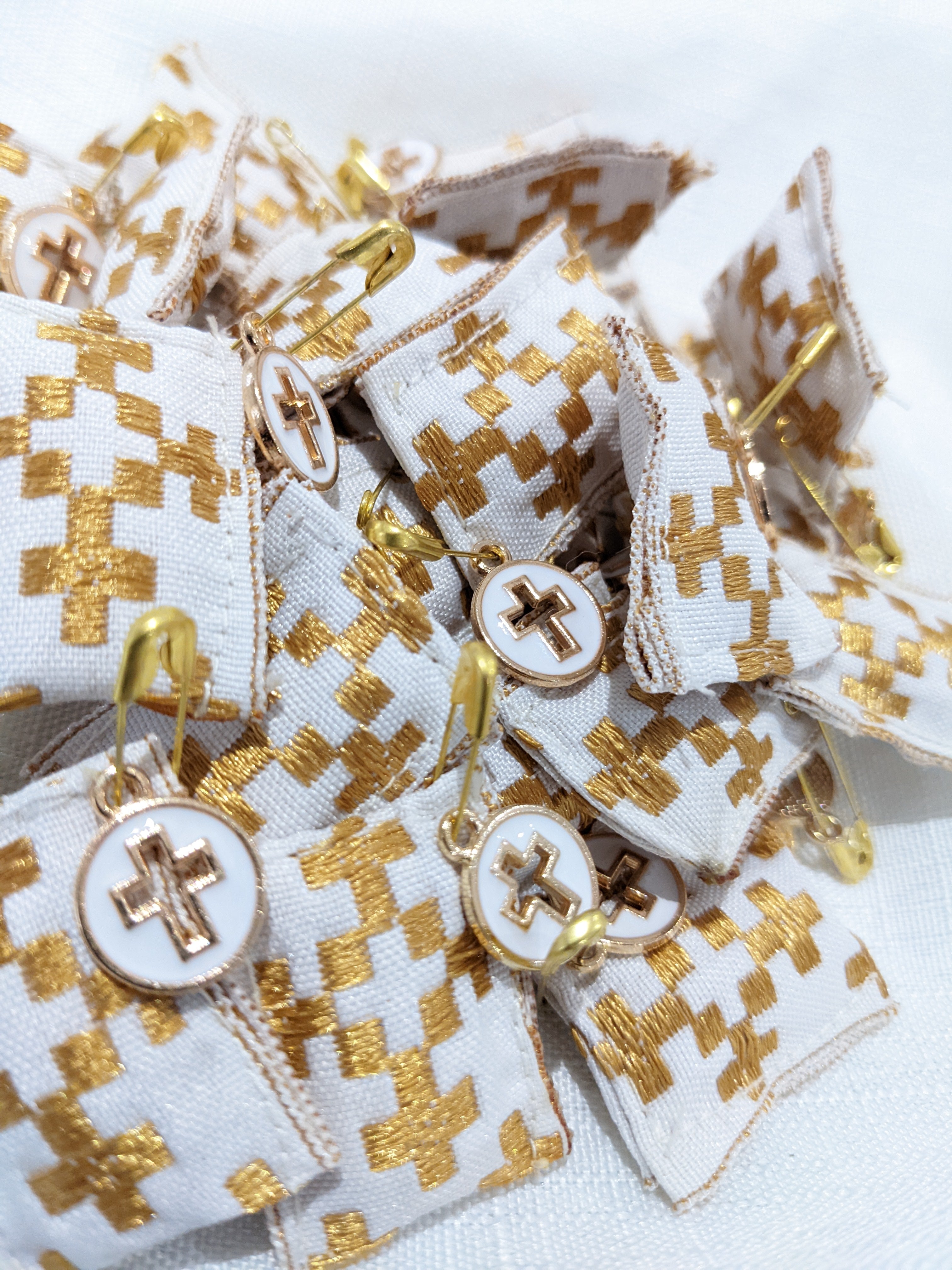 Patterned Cross Filaxto - White/Gold – Mataki Filaxto